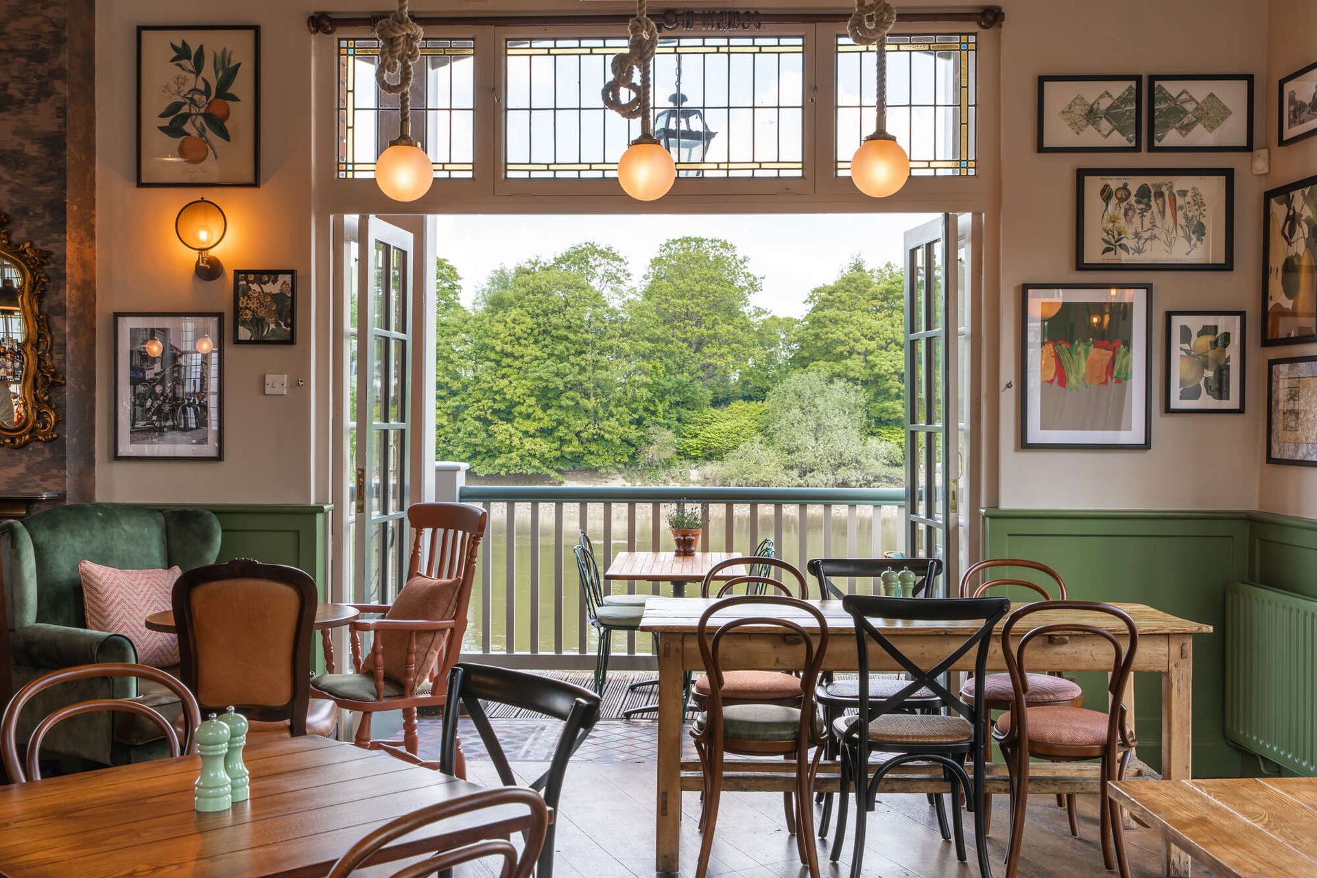 The White Hart Barnes | pub | South West London | Young's Pub