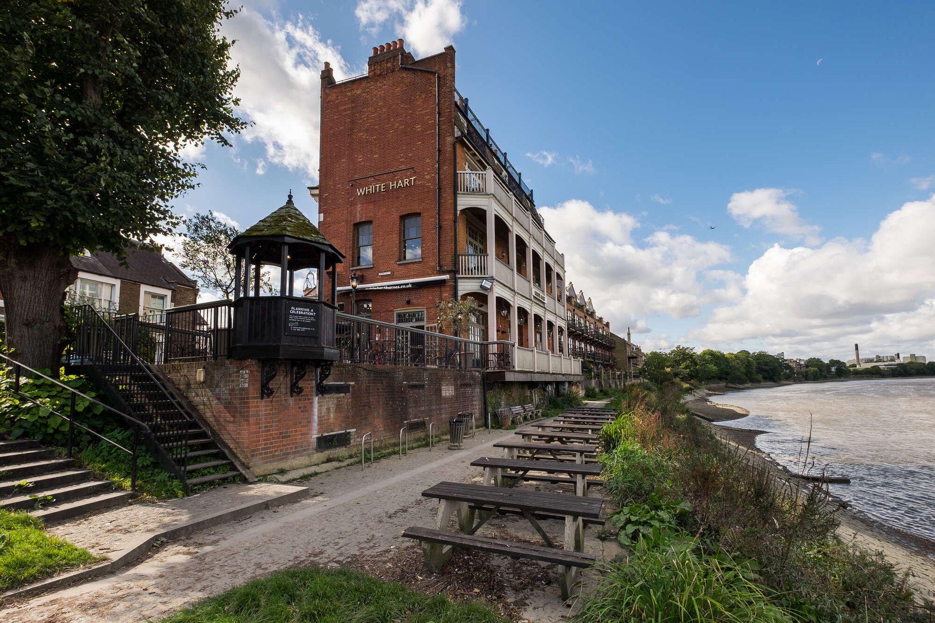 The White Hart Barnes | pub | South West London | Young's Pub